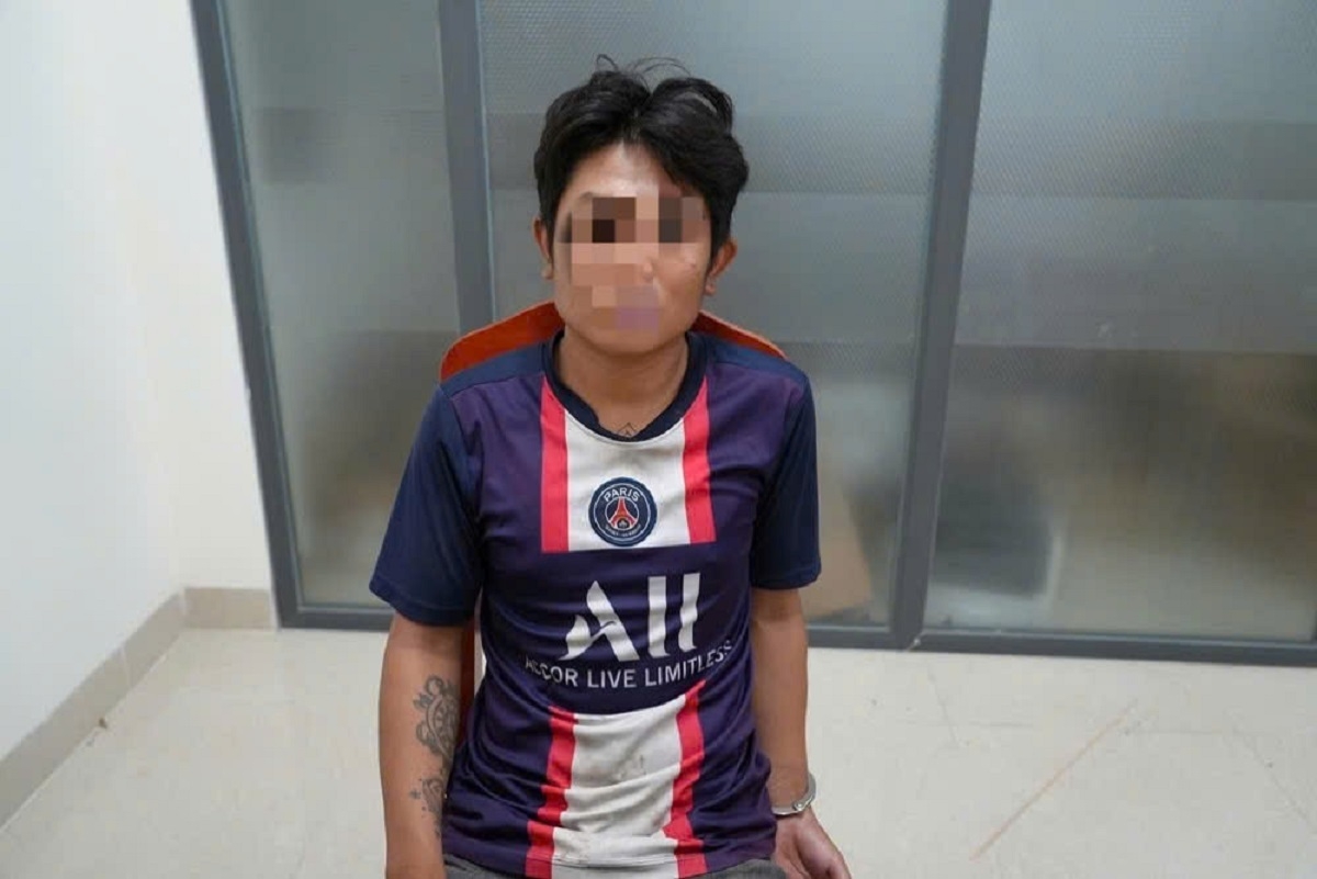 Bực tức vì bạn nhậu "bùng kèo", nam thanh niên đập phá hơn 10 ô tô